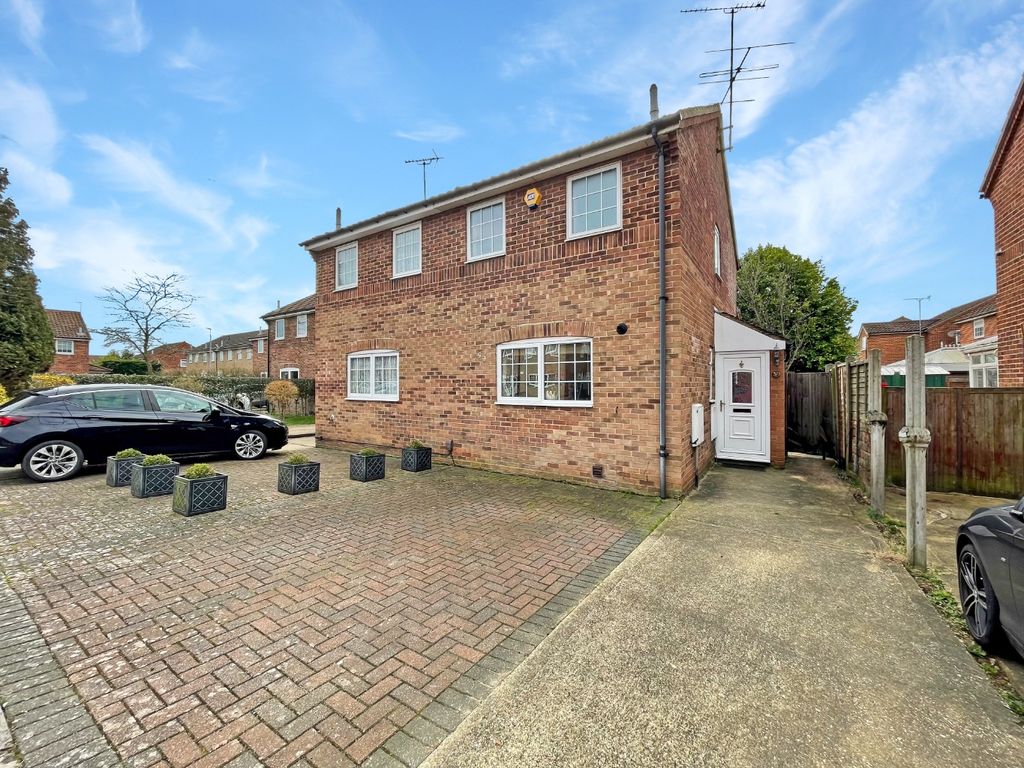 2 Bed Semi Detached House For Sale In Buzzard Road Luton Bedfordshire