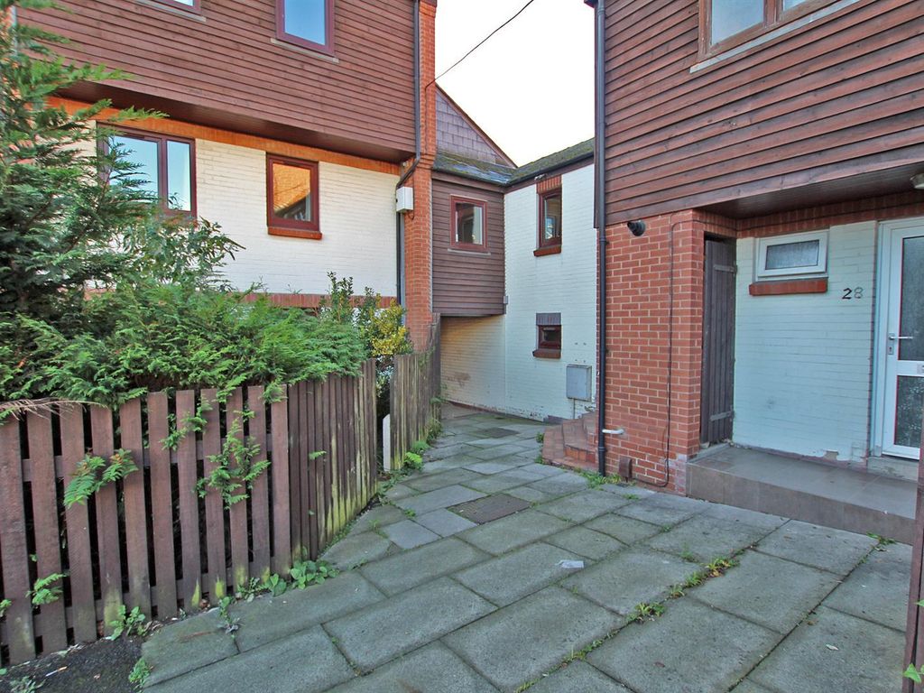 2 bed flat to rent in Carter Gate, Nottingham NG1, £900 pcm - Zoopla