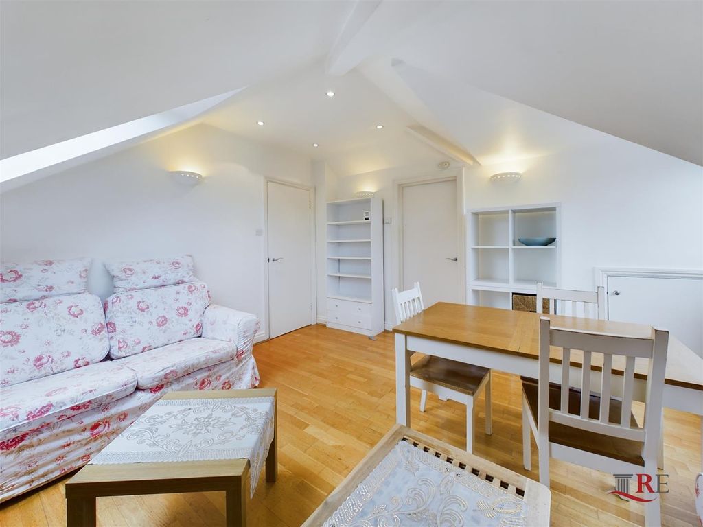 2 bed flat to rent in Manstone Road, London NW2, £1,800 pcm - Zoopla