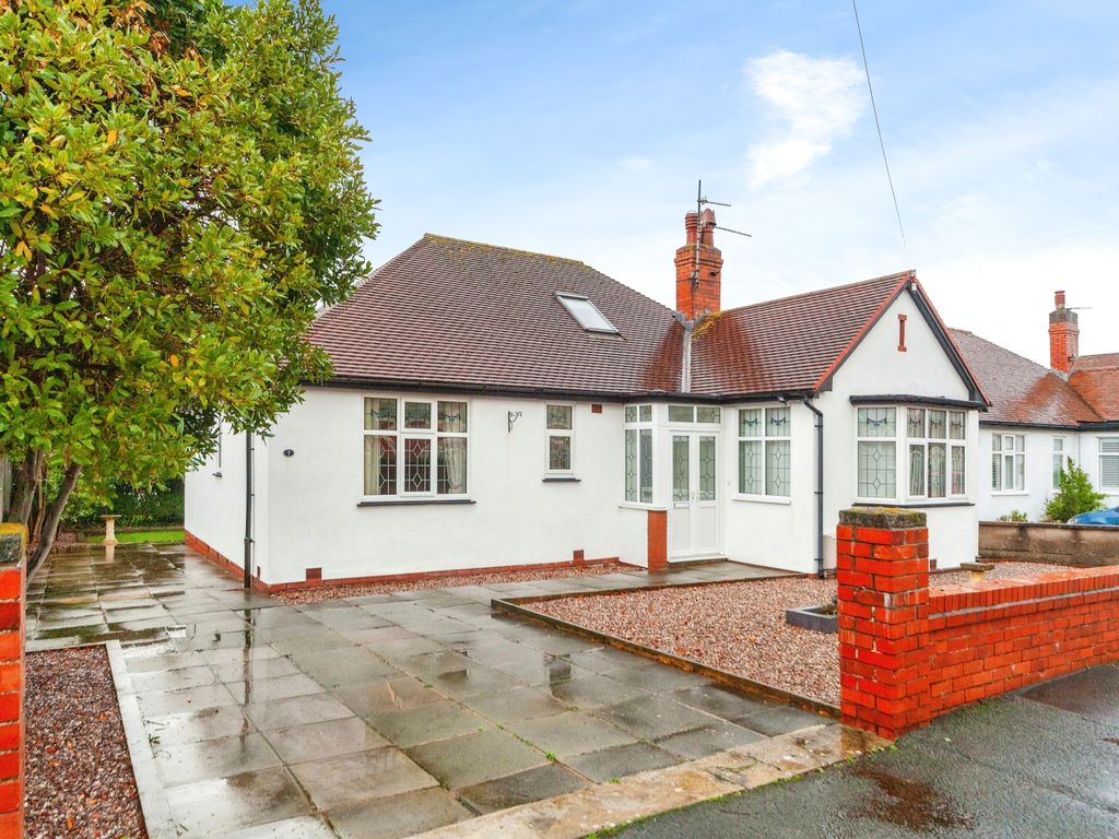 3 Bed Bungalow For Sale In Plas Avenue Prestatyn Denbighshire Ll19 £
