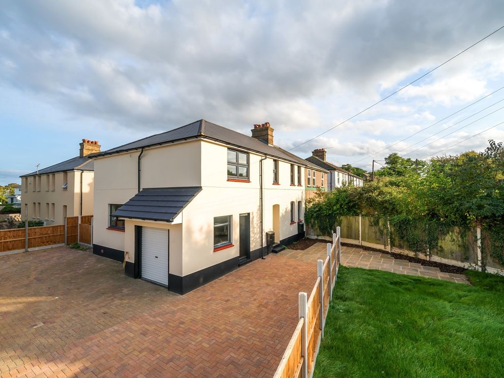5 Bed Semi Detached House For Sale In Capel Place Wilmington Dartford