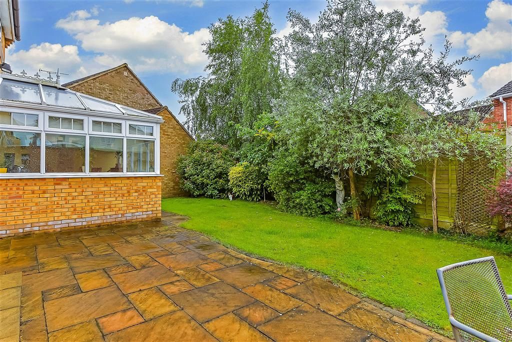 4 bed detached house for sale in Roding Way, Wickford, Essex SS12, £ ...