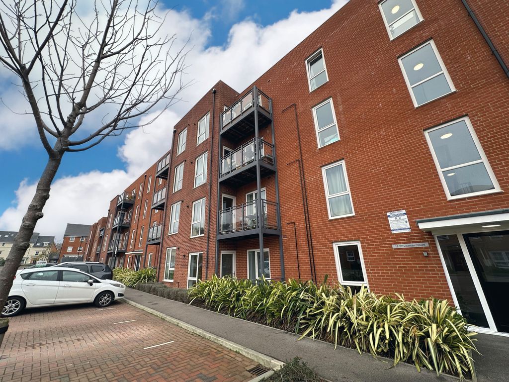 2 bed flat to rent in Robertson Way, Basingstoke RG21, £1,395 pcm - Zoopla