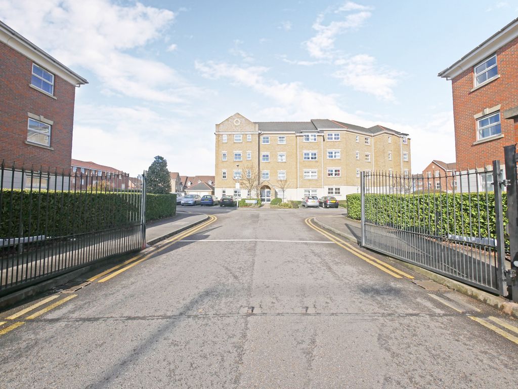 2 bed flat to rent in Crispin Way, Uxbridge UB8, £1,550 pcm - Zoopla