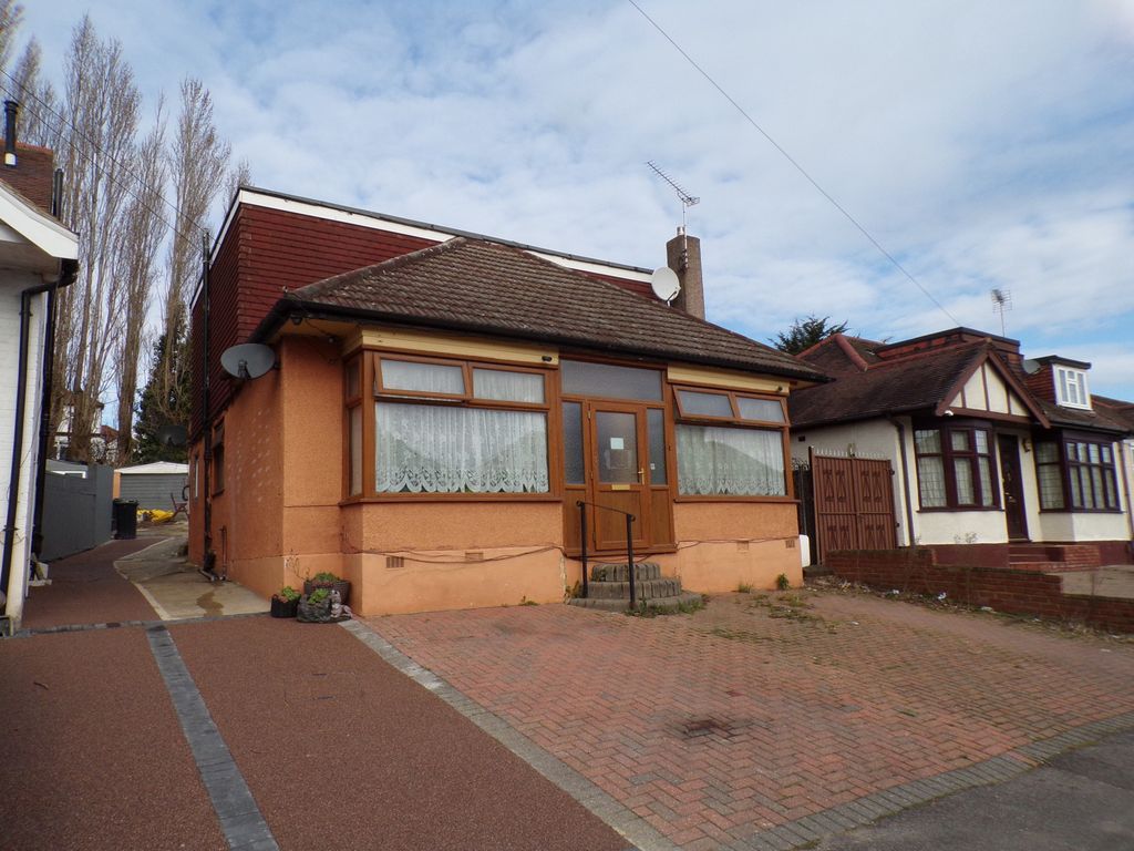 3 bed detached house for sale in Roding Lane North, Woodford Green IG8 ...