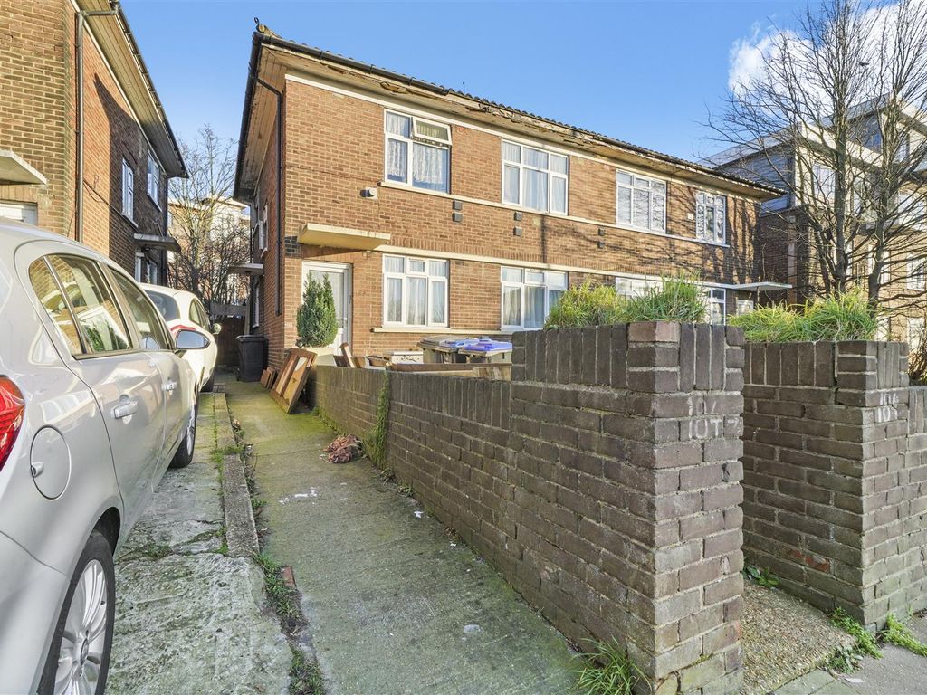 2 bed maisonette for sale in Neasden Lane, London NW10, £300,000 - Zoopla