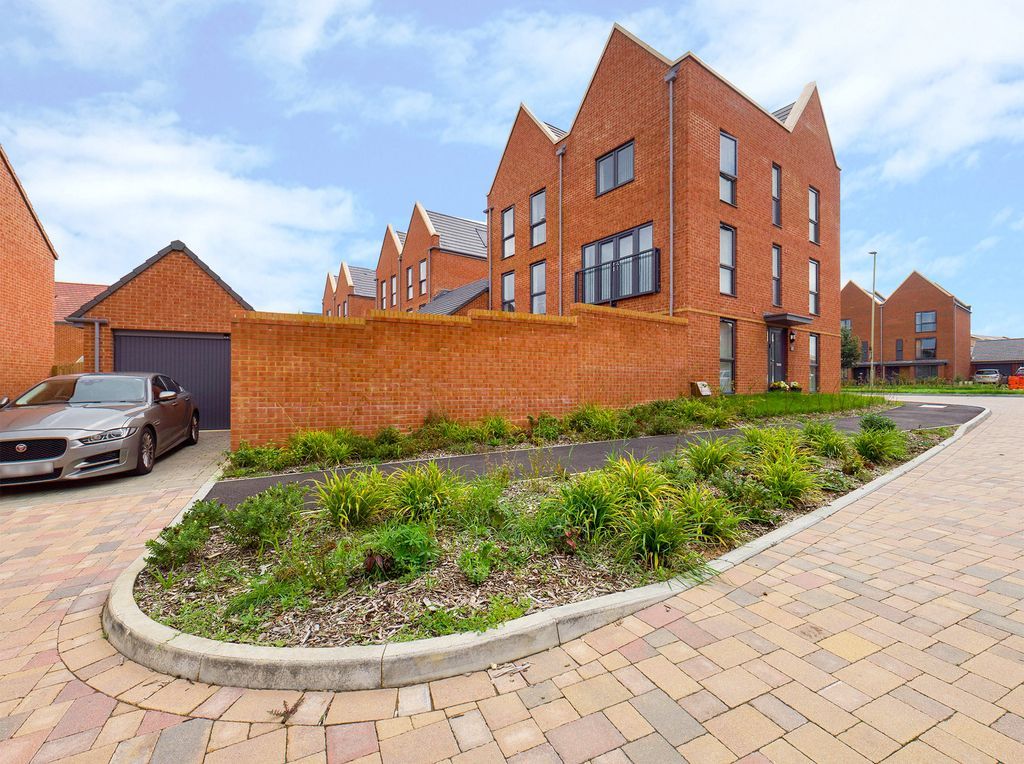 4 bed town house to rent in Eric Tubb Road, Bordon GU35 - Zoopla