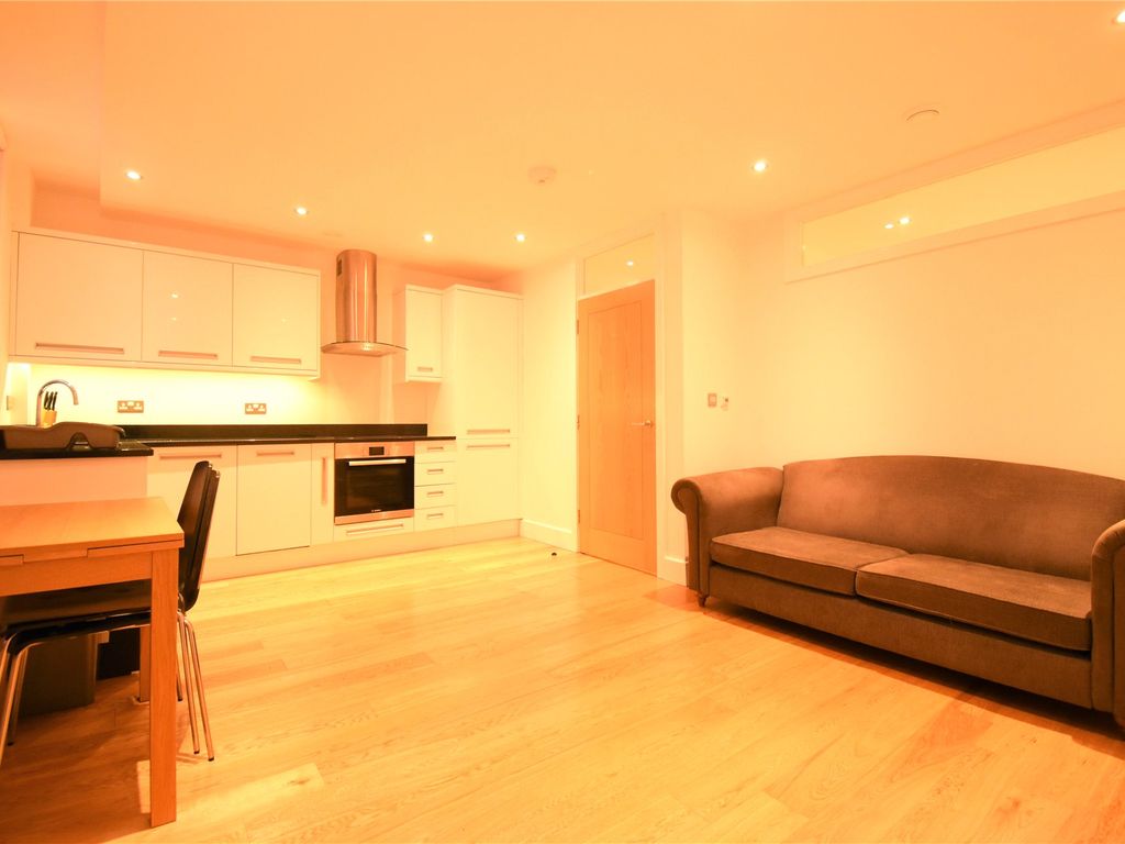 1 bed flat to rent in Cross Street, Reading, Berkshire RG1, £1,150 pcm ...