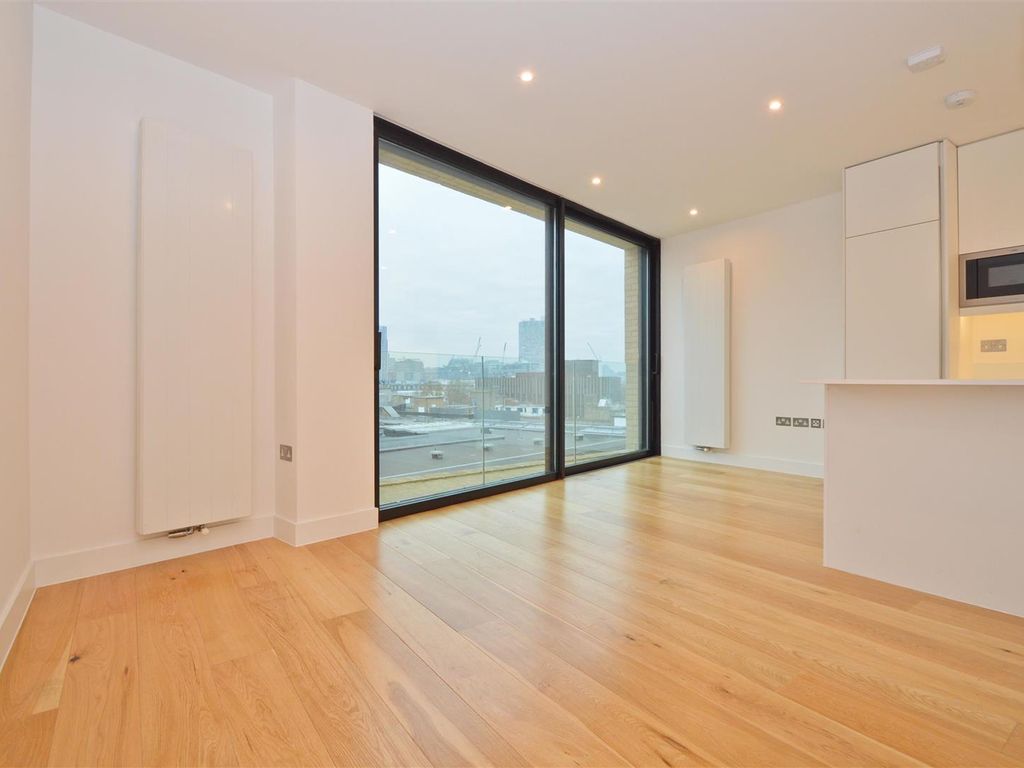 2 bed flat to rent in Plumbers Row, Aldgate E1, £2,817 pcm - Zoopla