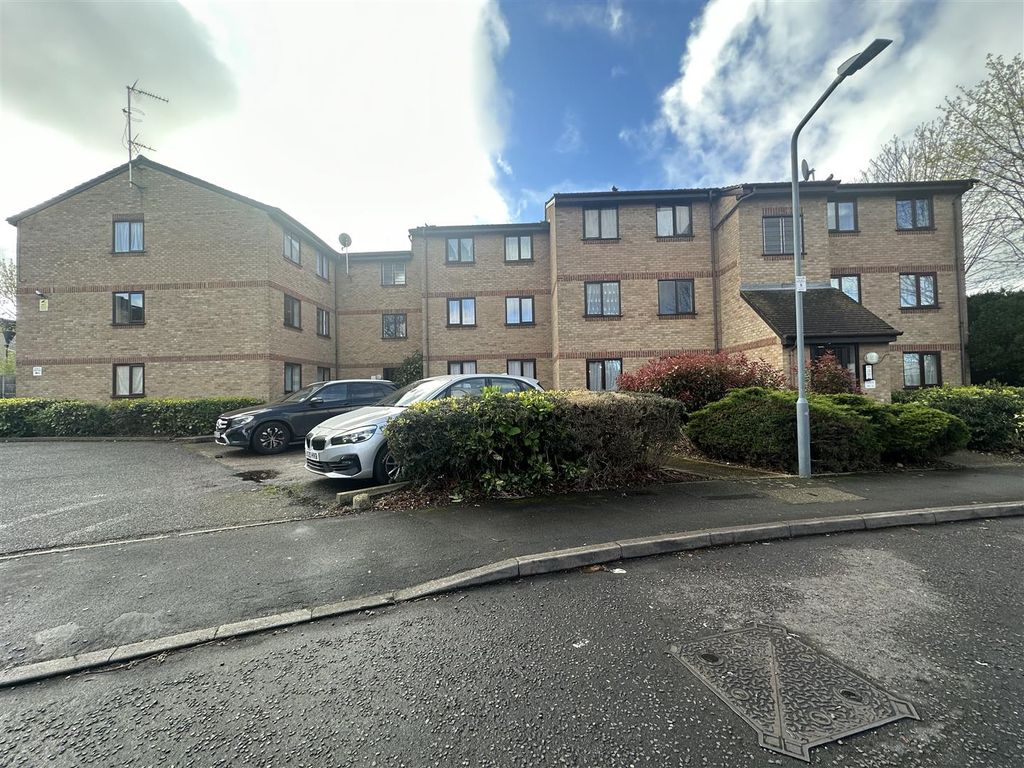 2 Bed Property For Sale In Avenue Road Chadwell Heath Romford Rm6 £