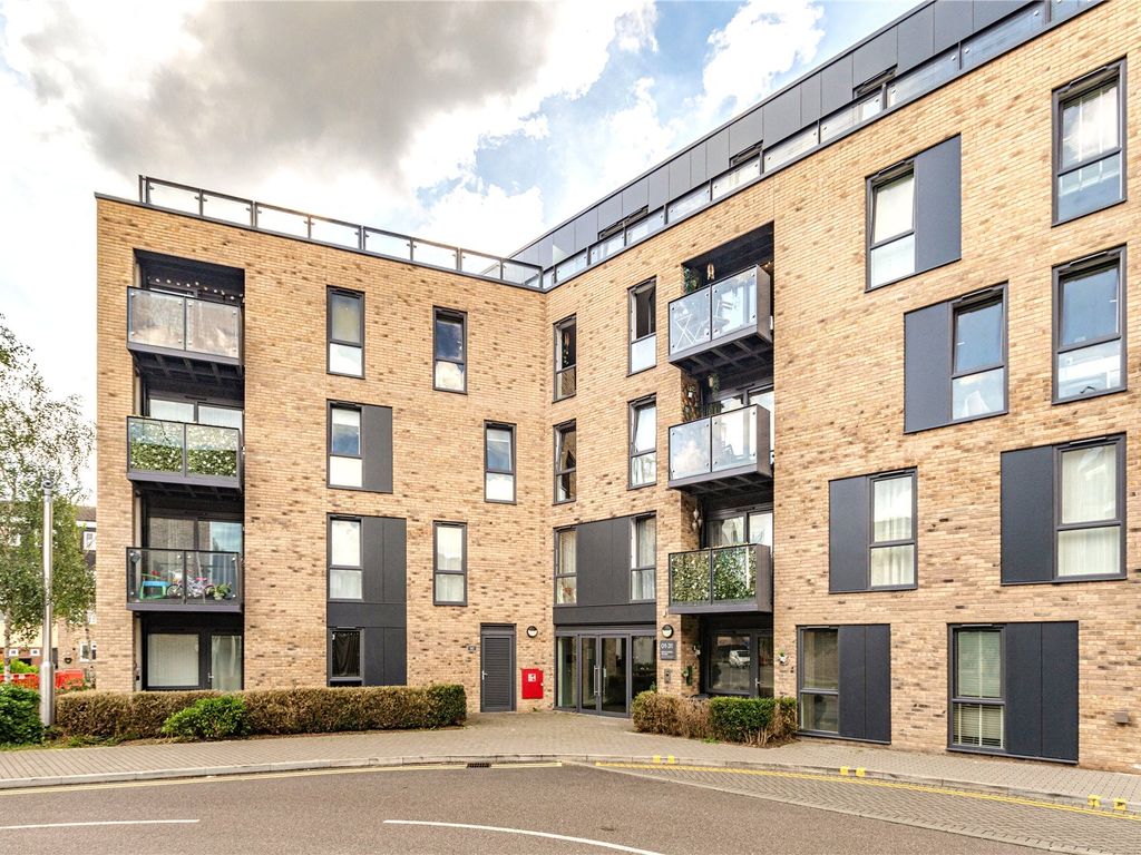 3 bed flat for sale in Market Street, Addlestone KT15, £385,000 - Zoopla