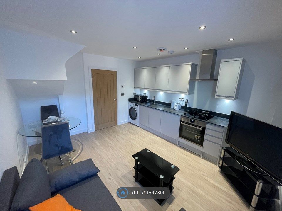 1 bed flat to rent in Bellfield Road, High Wycombe HP13, £1,300 pcm ...