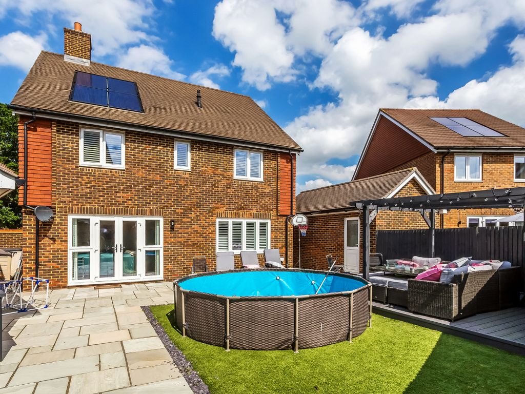 4 bed detached house for sale in Blunden Way, Horley, Surrey RH6, £ ...