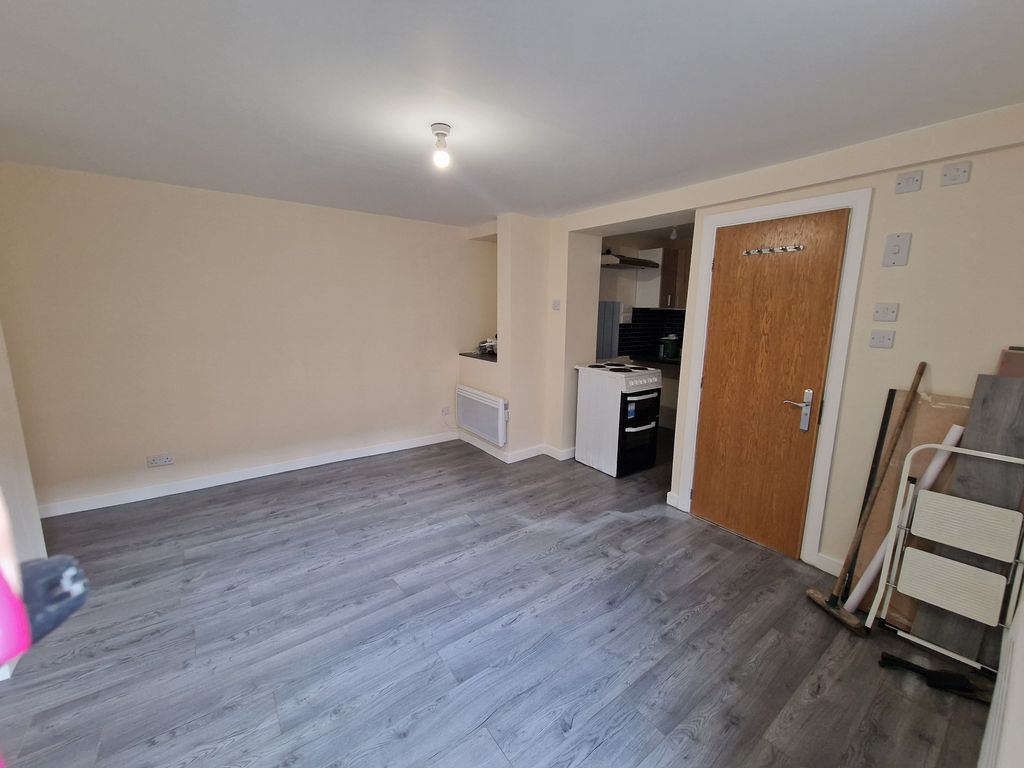 Studio to rent in Woodview Road, Leeds LS11, £525 pcm - Zoopla