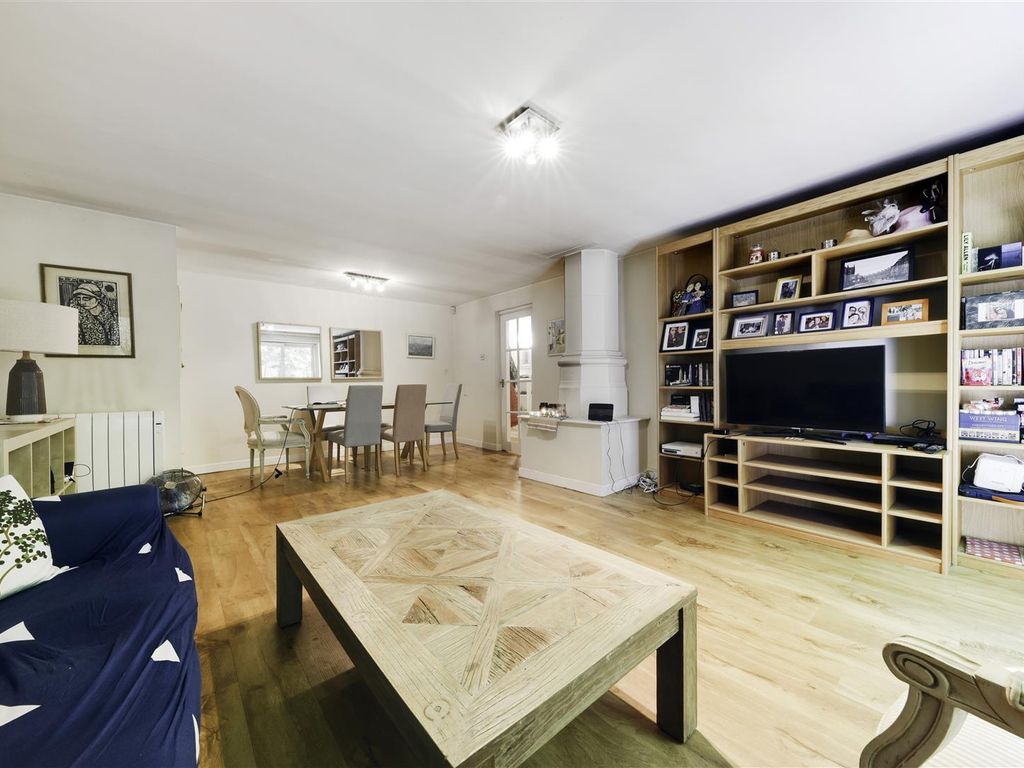 2 bed flat to rent in Saltram Crescent, London W9, £2,750 pcm - Zoopla