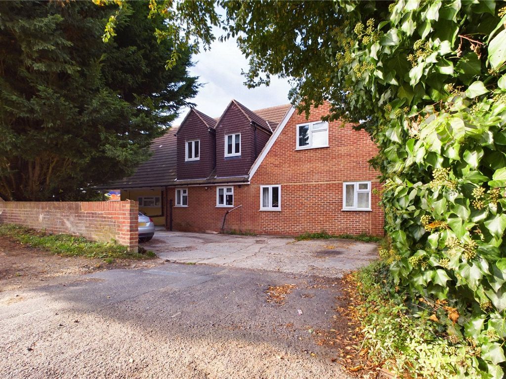 2 bed flat to rent in Honey End Lane, Reading, Berkshire RG30, £1,250 ...