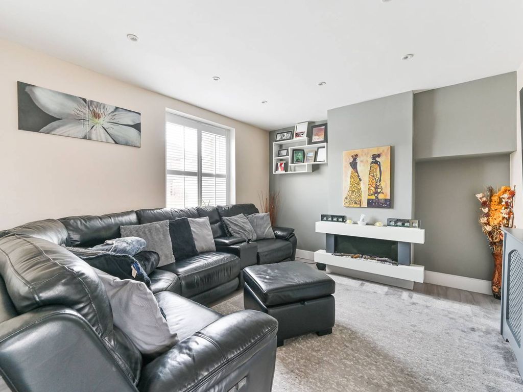 4 bed end terrace house to rent in St Albans Grove, Carshalton SM5, £ ...