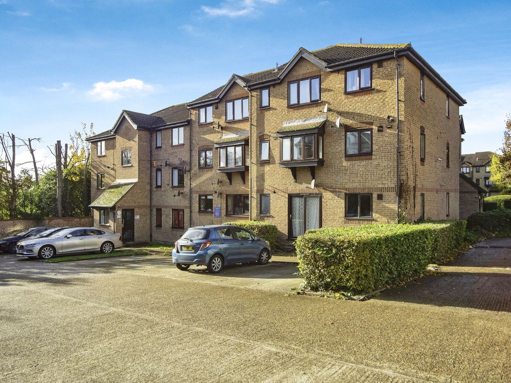 1 bed flat for sale in Linnet Way, Purfleet-On-Thames, Essex RM19, £ ...