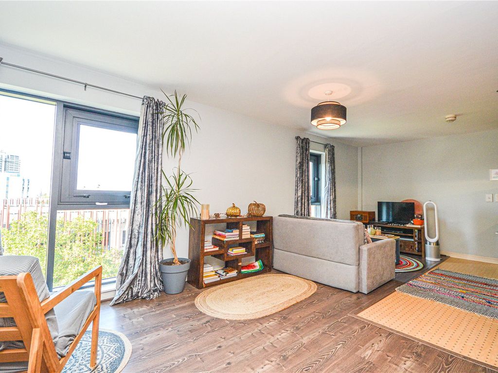 1 bed flat for sale in Princes Street, Swindon, Wiltshire SN1, £30,000 ...