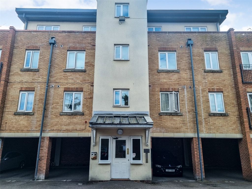 2 bed flat for sale in Capstan Drive, Rainham RM13, £220,000 - Zoopla