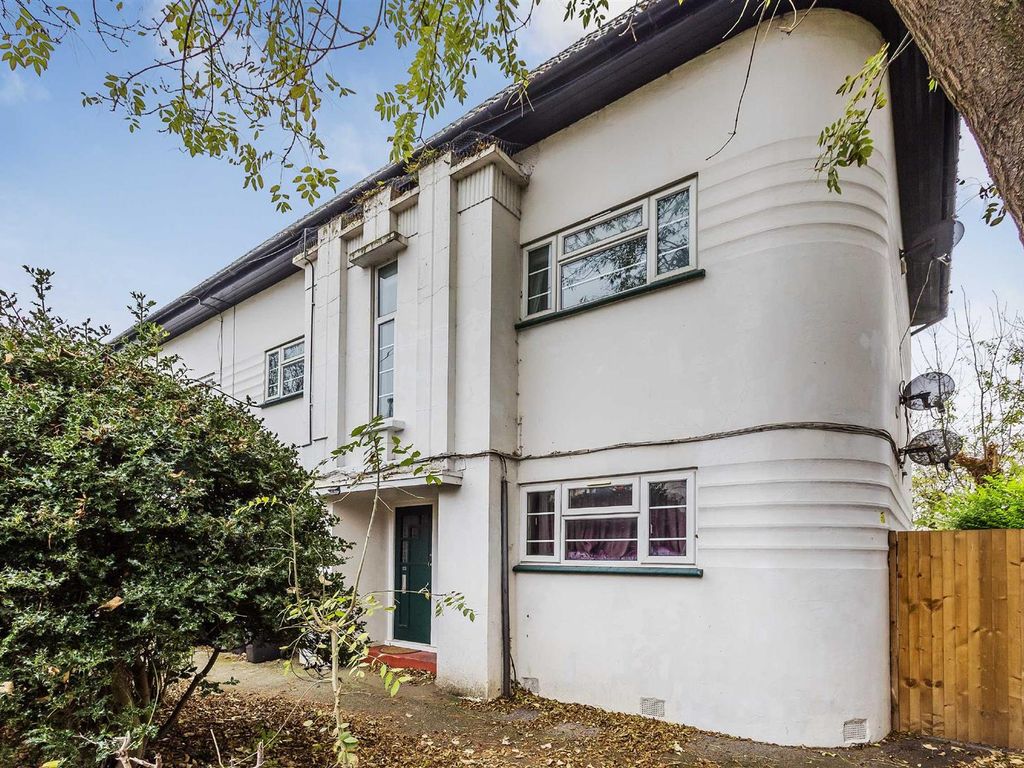 3 bed maisonette to rent in Morden Court, Morden SM4 - Zoopla