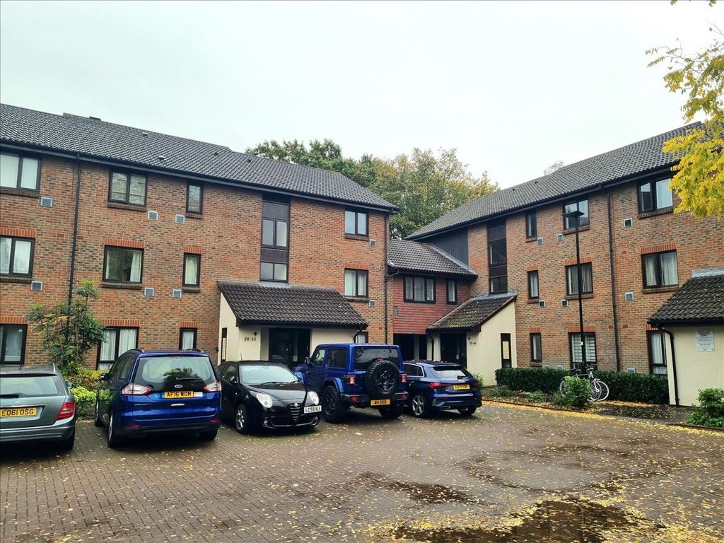 2 bed flat to rent in Stags Way, Isleworth, Isleworth TW7, £1,650 pcm ...