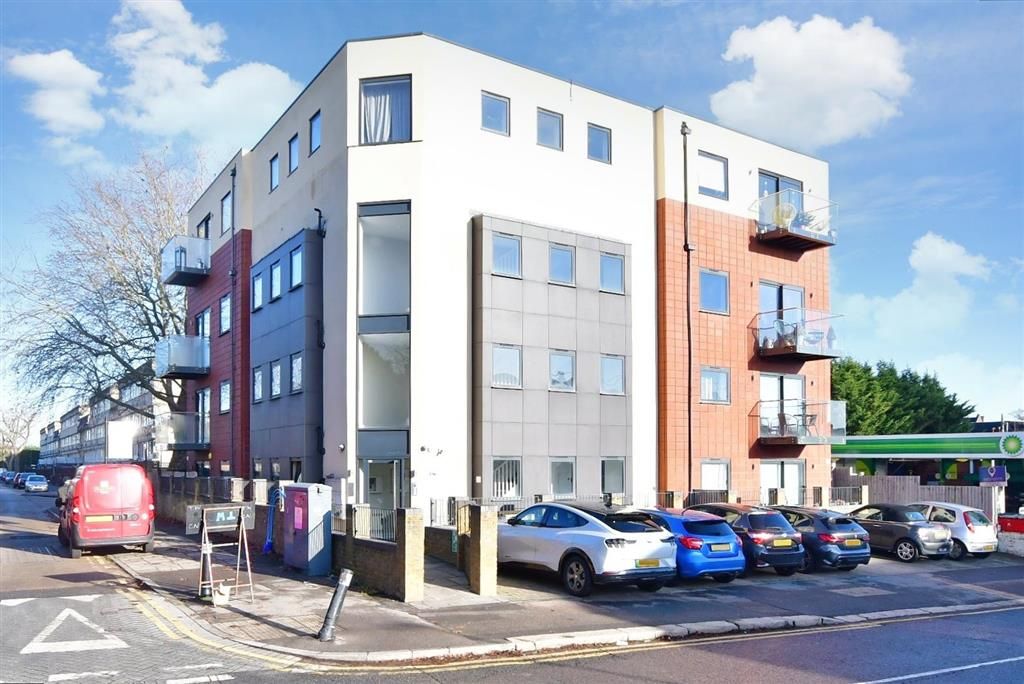 1 bed flat for sale in Snakes Lane East, Woodford Green, Essex IG8, £ ...