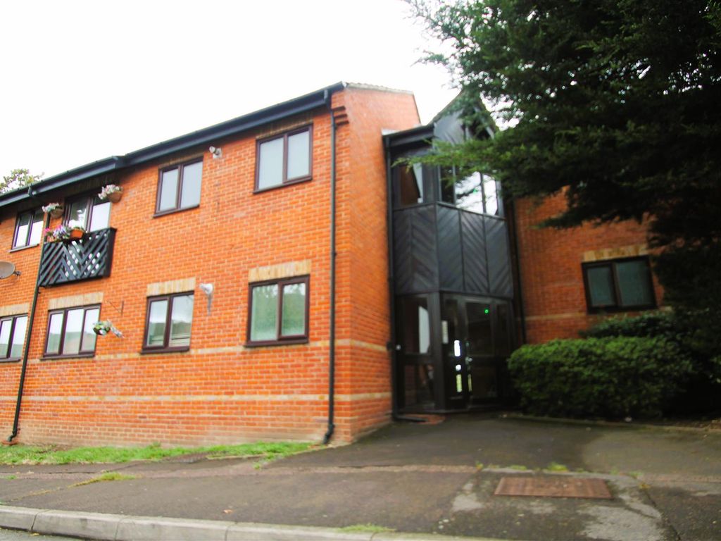 2 bed flat for sale in Morgan Way, Woodford Green IG8, £350,000 - Zoopla