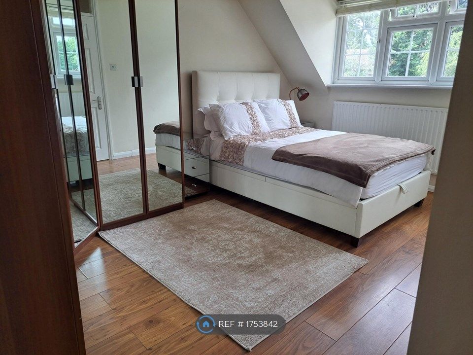 Room to rent in Blackpond Lane, Slough SL2 - Zoopla