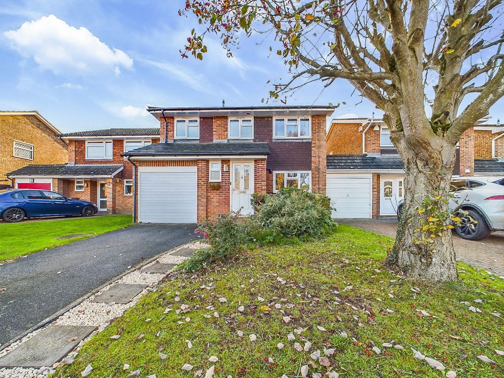 4 Bed Link Detached House For Sale In Aintree Road Lordswood Chatham