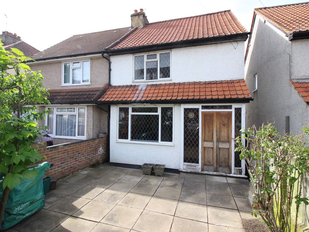 3 Bed Semi Detached House For Sale In Brinkley Road Worcester Park Kt4