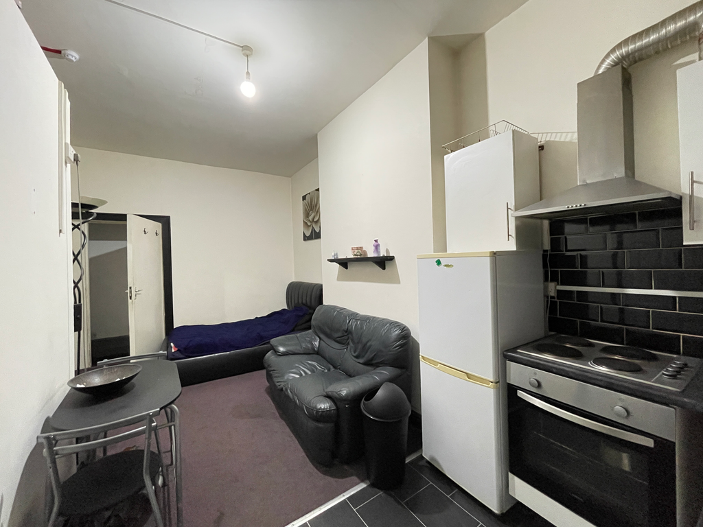Studio to rent in Chapeltown Road, Leeds LS7, £600 pcm - Zoopla