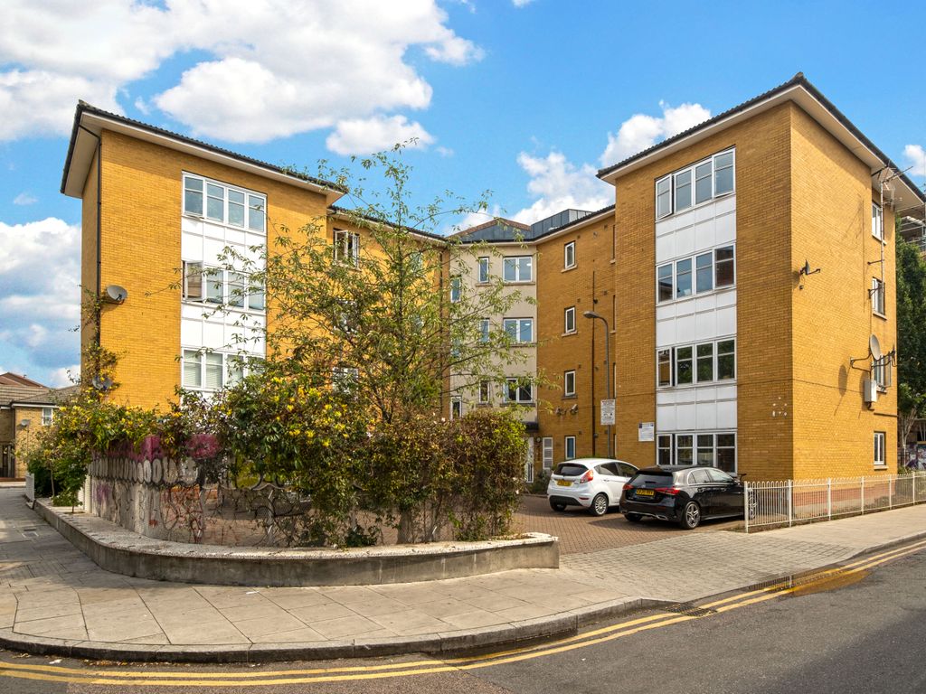 2 bed flat to rent in Prince Edward Road, Hackney E9, £2,200 pcm - Zoopla