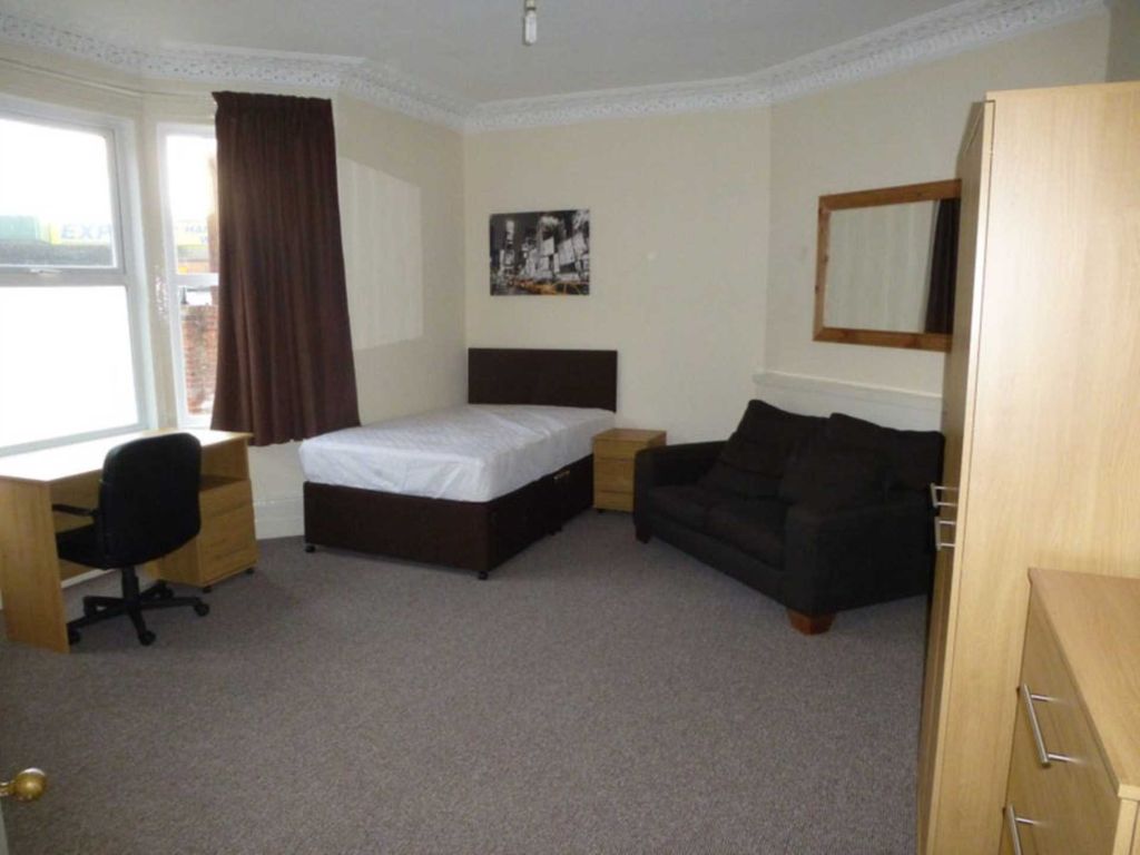Studio to rent in Hamilton Road, Reading RG1, £700 pcm - Zoopla