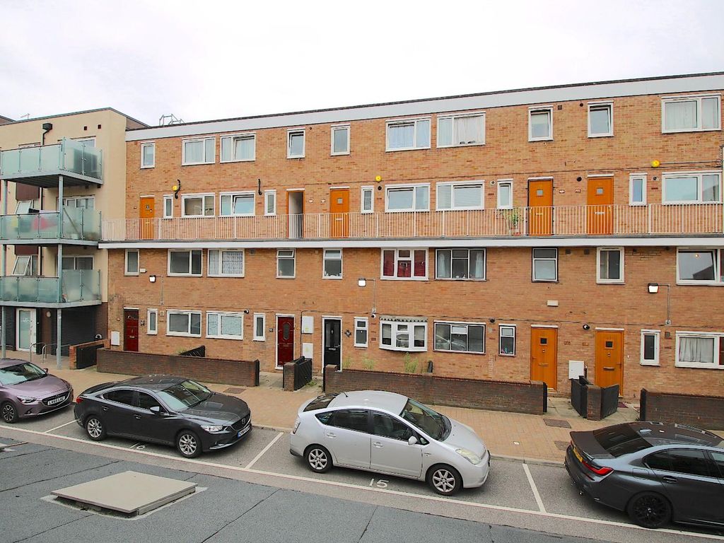 4 bed flat to rent in Wager Street, London E3 - Zoopla