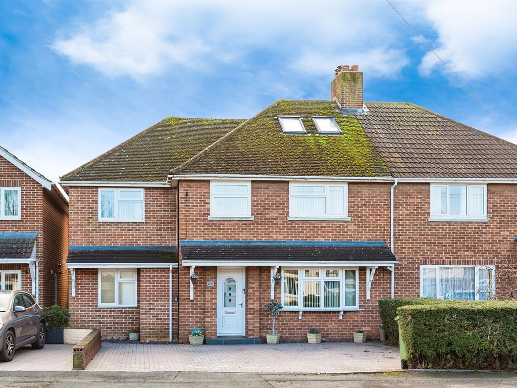 4 Bed Semi Detached House For Sale In Headlands Grove Swindon Sn2 £