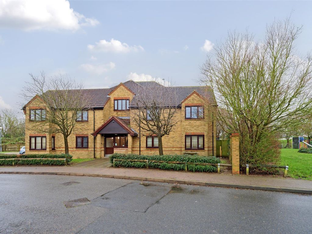 1 bed flat for sale in Blake Close, Royston SG8, £150,000 - Zoopla