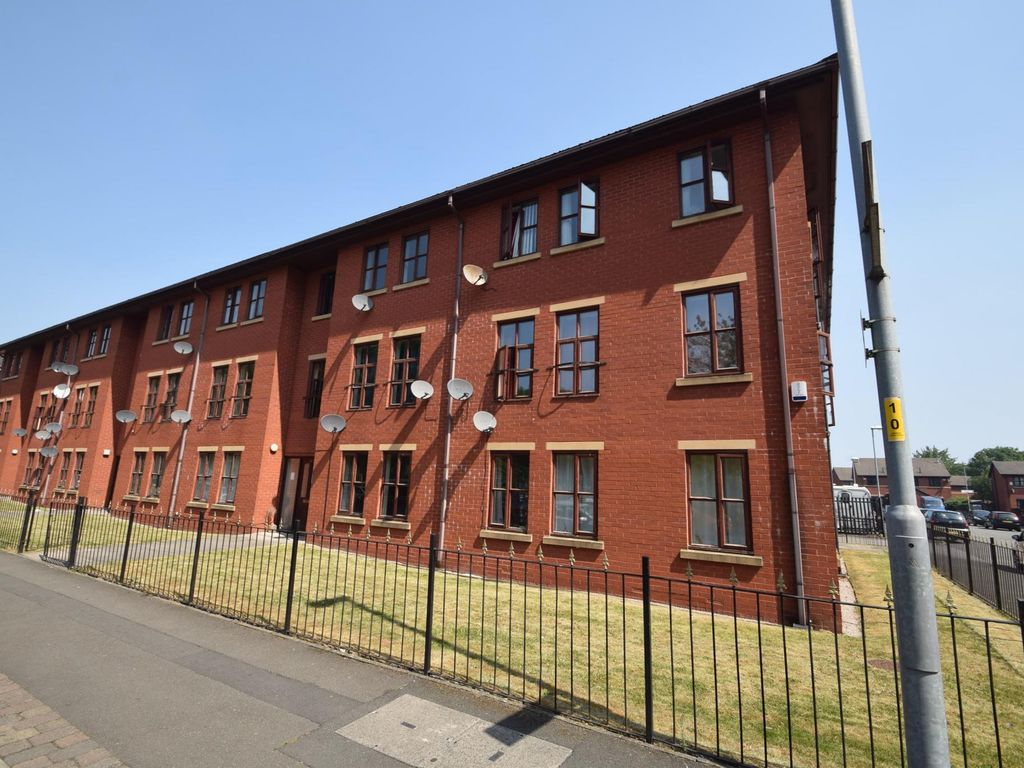 2 bed flat to rent in Hudson Court, Manchester M12, £1,200 pcm - Zoopla