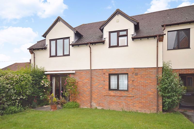 2 bed flat to rent in Chiltern Road, Wendover, Aylesbury HP22, £1,250 ...