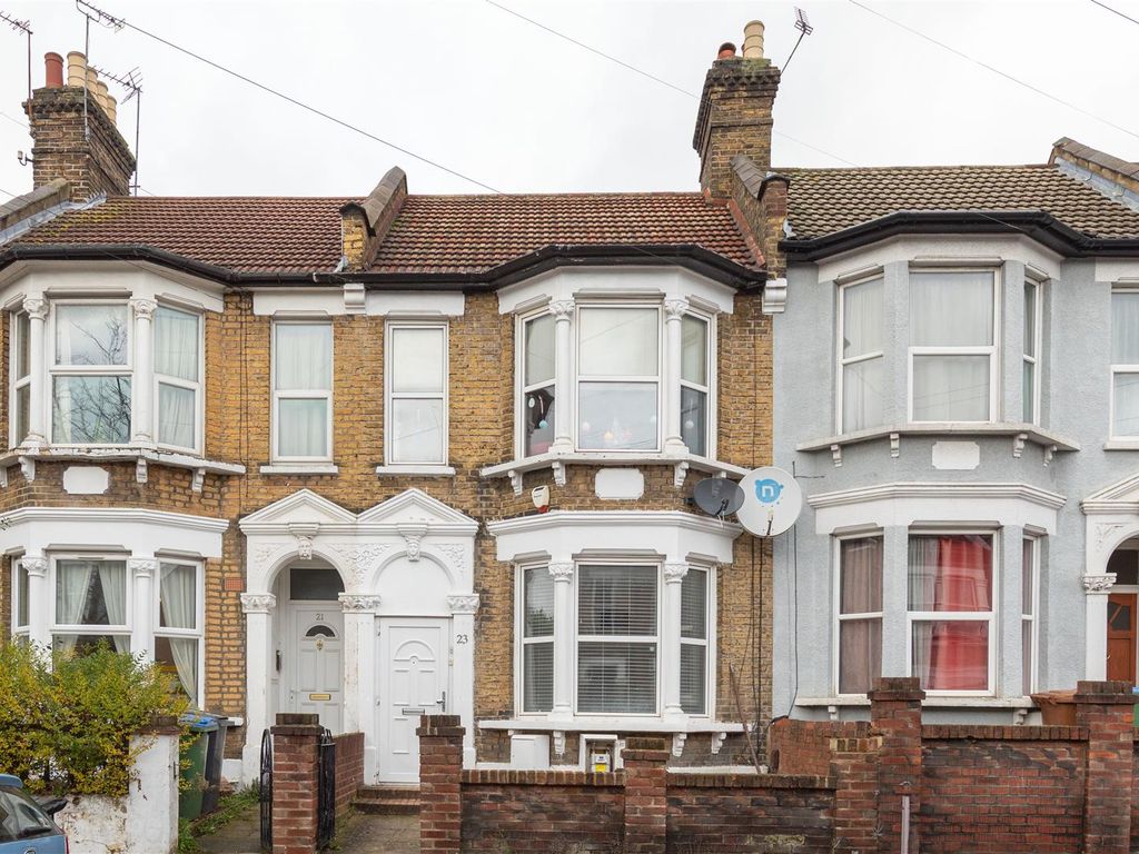 2 bed flat to rent in Grove Road, London E17, £1,750 pcm - Zoopla