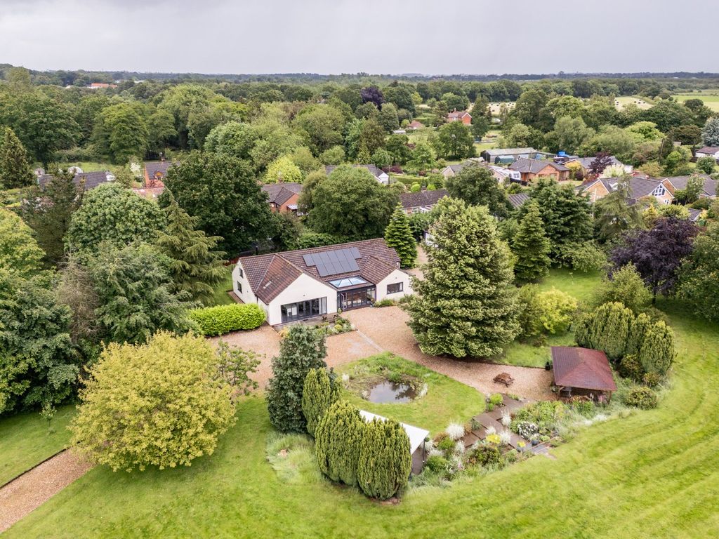 4 bed bungalow for sale in Low Street, Smallburgh, Norfolk NR12, £ ...