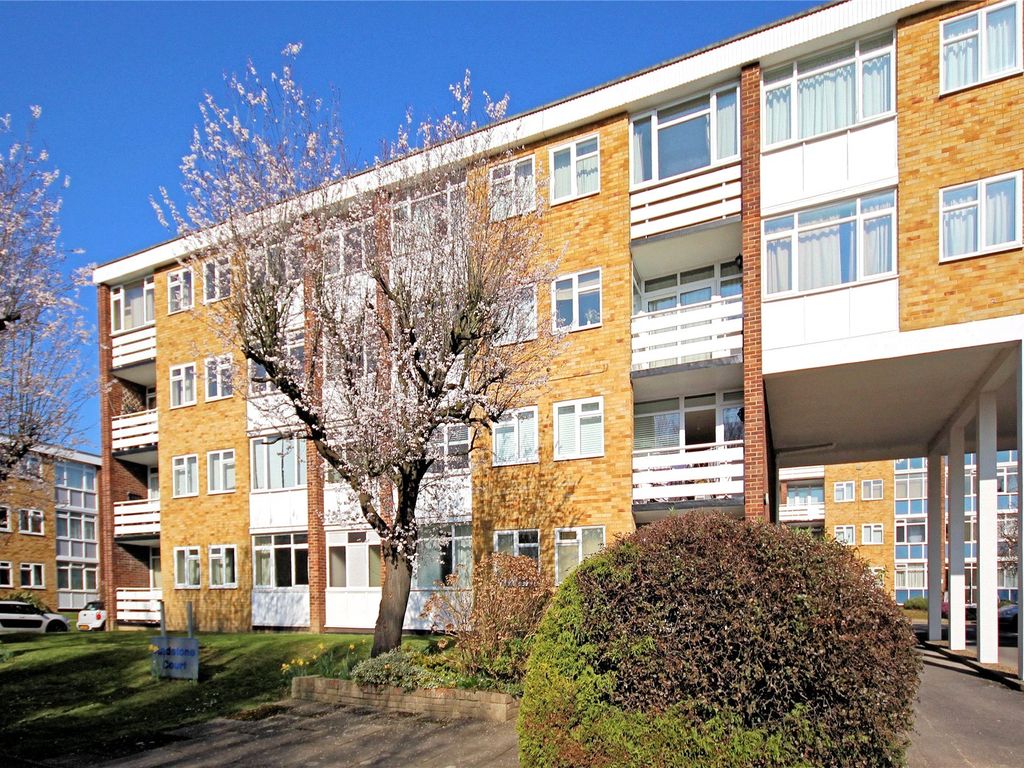 2 bed flat for sale in Woking, Surrey GU22, £270,000 - Zoopla