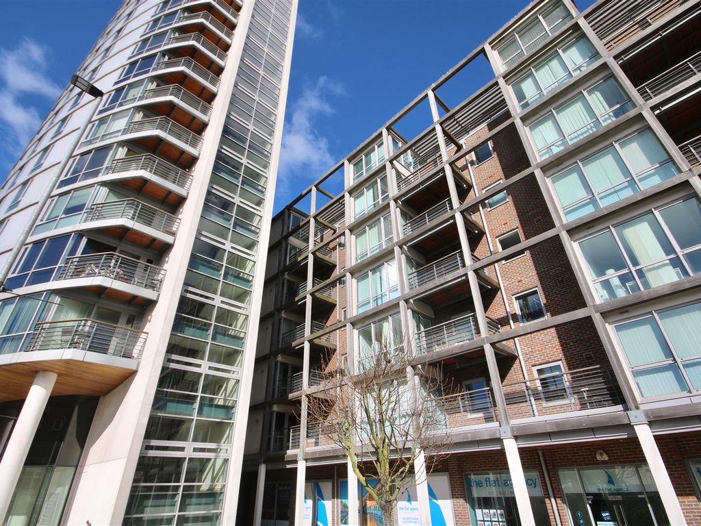 2 bed flat to rent in Queen Street, Portsmouth PO1, £1,200 pcm - Zoopla