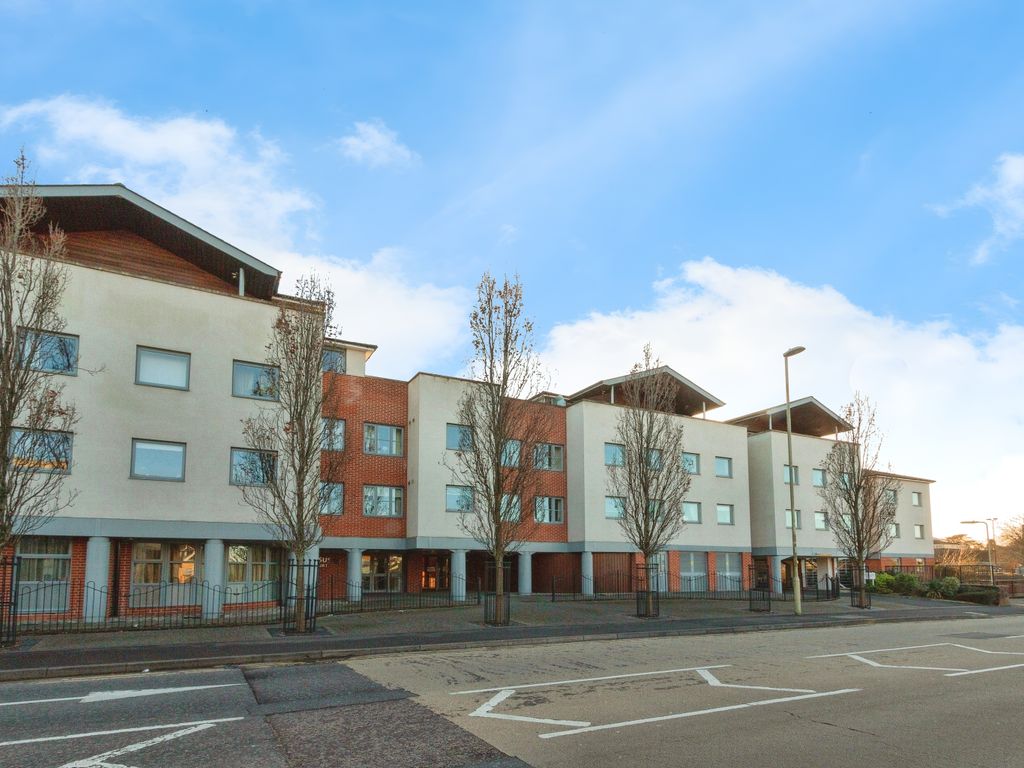 2 bed flat for sale in New Road, Basingstoke, Hampshire RG21, £275,000 ...