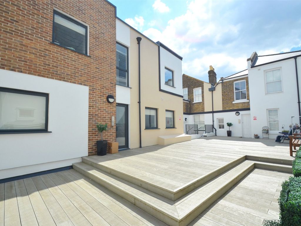 1 bed flat to rent in Manor Place, Sutton SM1, £1,350 pcm - Zoopla