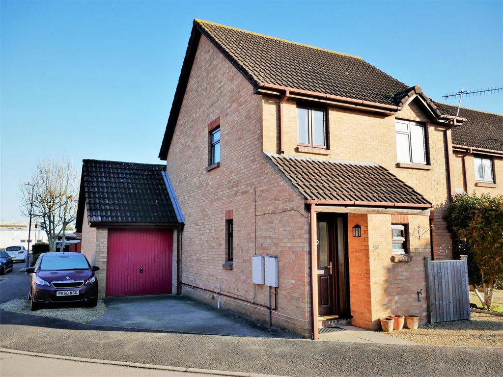 3 bed detached house for sale in Guthrie Close, Calne SN11 - Zoopla