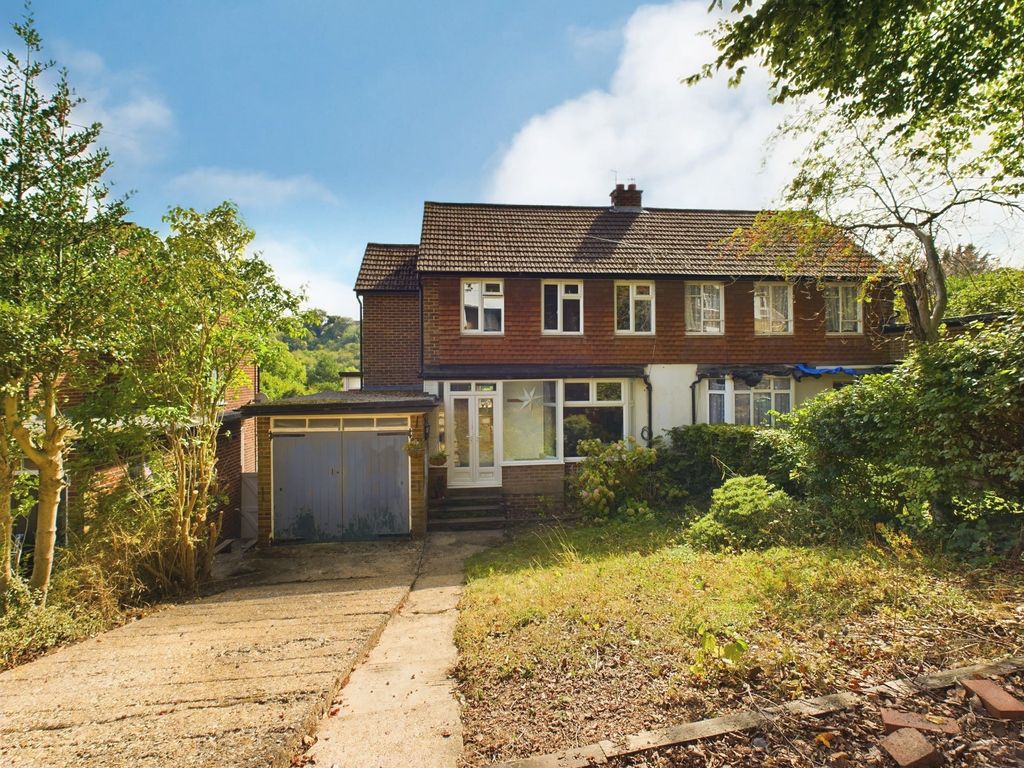 3 Bed Semi Detached House For Sale In Deeds Grove High Wycombe Hp12 £