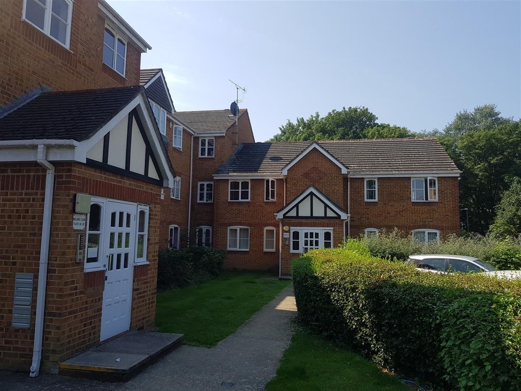1 bed flat to rent in Mullards Close, Mitcham CR4, £1,200 pcm - Zoopla