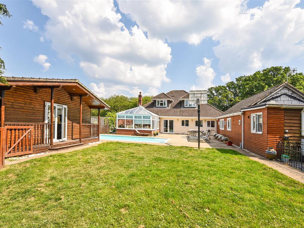 6 Bed Detached House For Sale In Romsey Road Cadnam Hampshire So40 £