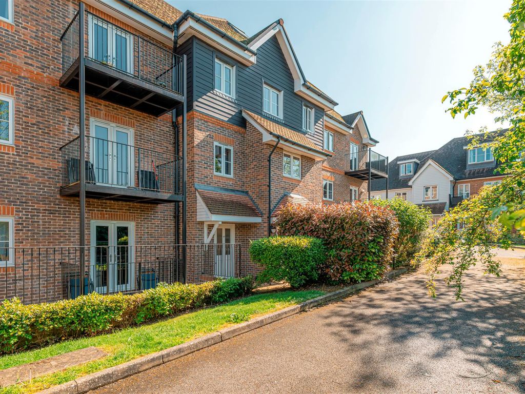 2 bed flat for sale in Freer Crescent, High Wycombe HP13, £260,000 - Zoopla